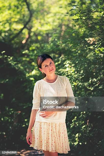 젊은 여자 사이에서 버처 나무 귀여운에 대한 스톡 사진 및 기타 이미지 귀여운 금발 머리 나무 Istock