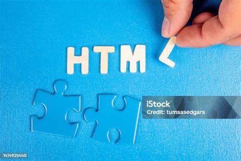 Html입니다 파란색 배경에 흰색 나무 글자의 텍스트 Html에 대한 스톡 사진 및 기타 이미지 Html 개념