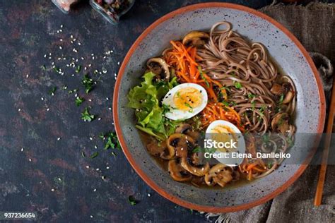 일본 된 장 라면 달걀 당근 버섯과 국수 수프 맛 있는 음식 플랫이 하다 상위 뷰 Miso Sauce에 대한 스톡 사진 및 기타