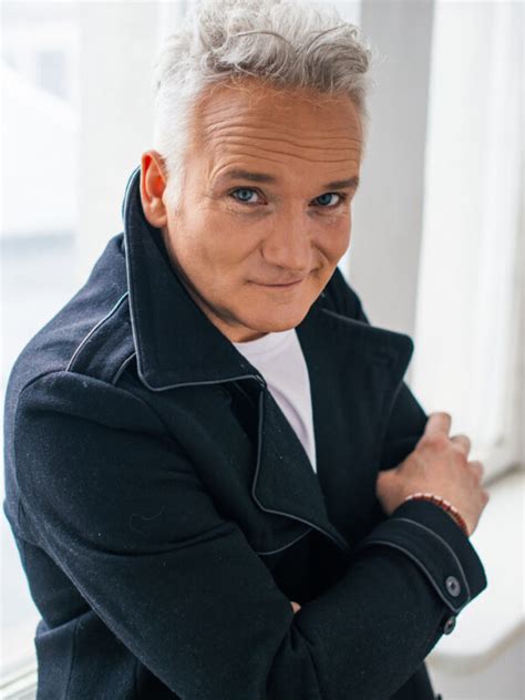 Jarosław Kret kontakt z Famous People