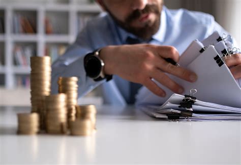 사업가 동전의 스택에 문서 모델에 메모를 작성 사업에서 돈을 절약 25 29세에 대한 스톡 사진 및 기타 이미지 25 29세 개념 개념과 주제 Istock