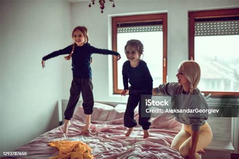 어머니 즐기는 시간 소요 와 어린이 딸 점프 에 침대 땋은 머리에 대한 스톡 사진 및 기타 이미지 땋은 머리 3 명 6