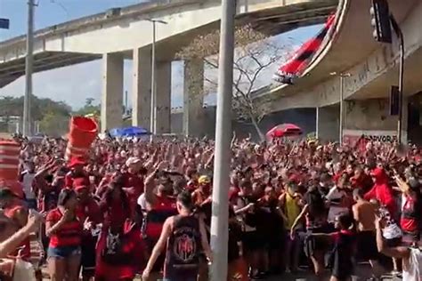 Vídeo Torcedores Do Flamengo Lotam Ct Antes Da Saída Do Time Para