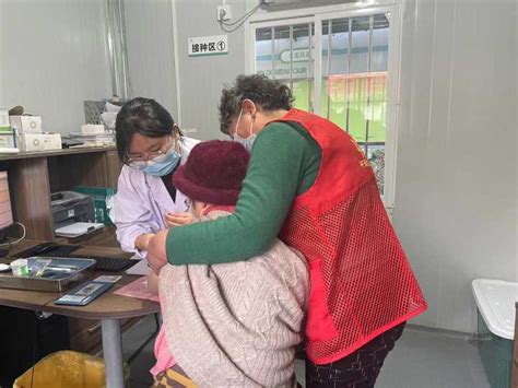 疫苗接种点门口每天都有一个熟悉的身影她在做什么