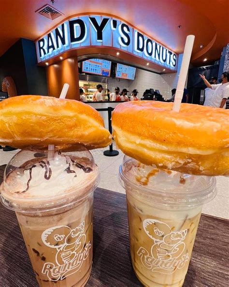 Now Open Randys Donuts New Branch In S Maison Pasay