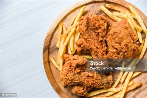 식탁 배경 평면도에 감자 튀김 나무 쟁반에 바 삭 바삭한 프라이드 치킨 건강한 식생활에 대한 스톡 사진 및 기타 이미지 건강한 식생활 고기 굽기 Istock