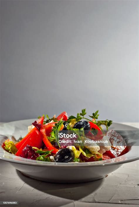 토마토 고추 올리브 치즈 양배추 샐러드 밝은 배경에 흰색 접시에 신선한 샐러드 음식과 가까운 텍스트를 위한 공간과 여유 공간을