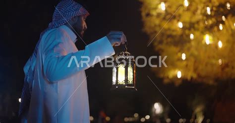 رجل عربي خليجي سعودي ، يحمل بيده فانوس مضيء ، المناسبات الدينية