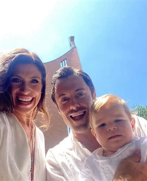 Esposa de Kayky Brito mostra o ator seu bebê após a alta