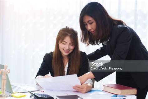 일 하는 사무실에서 새로운 프로젝트의 시작 문서 그래프를 보면 두 자부 비즈니스 여자의 사진 팀웍의 최상의 결과 달성 개념에