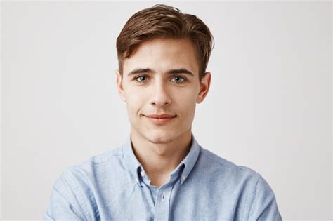 Portrait De Beau Jeune Homme Gros Plan Photo Gratuite