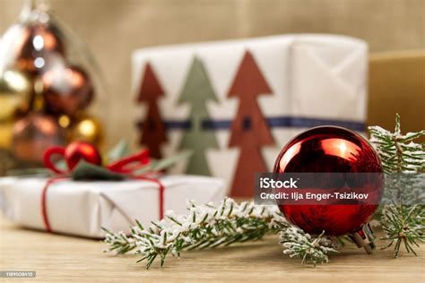 빈티지 크리스마스 구성입니다 흰색 배경에 크리스마스 장식품 빨간색 금색과 녹색 장식 공간을 복사합니다 사진을 닫습니다 엽서 또는