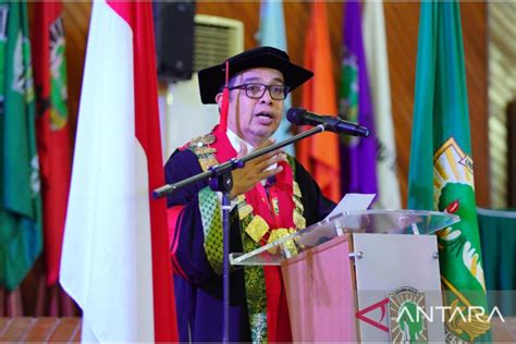 Rektor Unand Ingatkan Wisudawan Tetap Tingkatkan Kapasitas Setelah
