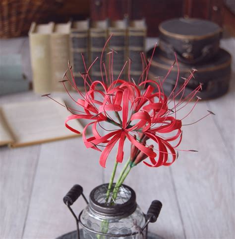 粘土のお花 ヒガンバナ（彼岸花）をアイアンボトルに飾って・・・ 高さ約36センチ H702 Oldfantasy