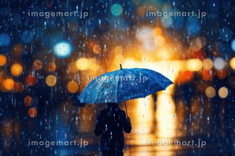 雨の中傘をさして歩く女性の後姿、生成aiのイラスト素材 220320012 イメージマート