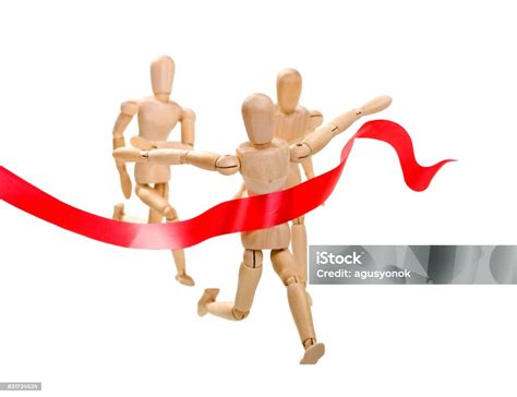 레드 리본으로 흰색 배경에 지도자 우승자를 실행 하는 남자의 나무 그림 결승선에 대한 스톡 사진 및 기타 이미지 결승선 찢겨진 리본상 Istock