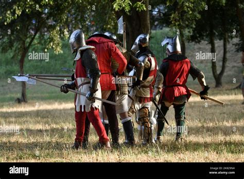 reconstitution historique de la bataille médiévale en costumes d époque