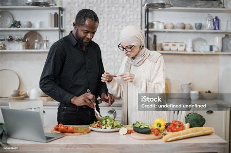 아프리카계 미국인 남자가 그릇에 재료를 섞고 맛있는 건강 샐러드를 준비한다 2명에 대한 스톡 사진 및 기타 이미지 2명