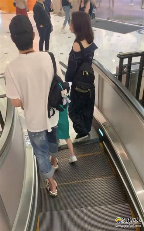 洪欣张丹峰重归于好被网友目击牵着女儿现身香港一家三口在逛街 新闻资讯 高贝娱乐