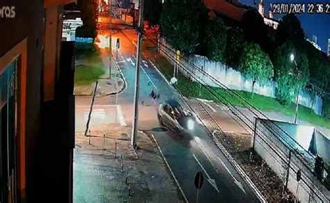 Vídeo Motociclista E Garupa São Arremessados Após Acidente Metrópoles