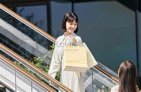 Intimate Women Go Shopping Together Picture And HD Photos Free Download On Lovepik