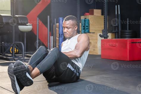 Jeune Homme Formation Avec Fonctionnel Gymnastique Dans Le Salle De