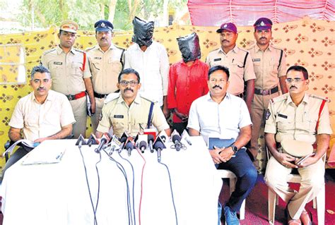 ఇద్దరు ఎర్రచందనం స్మగ్లర్లు అరెస్టు Two Red Sandalwood Smugglers Arrested
