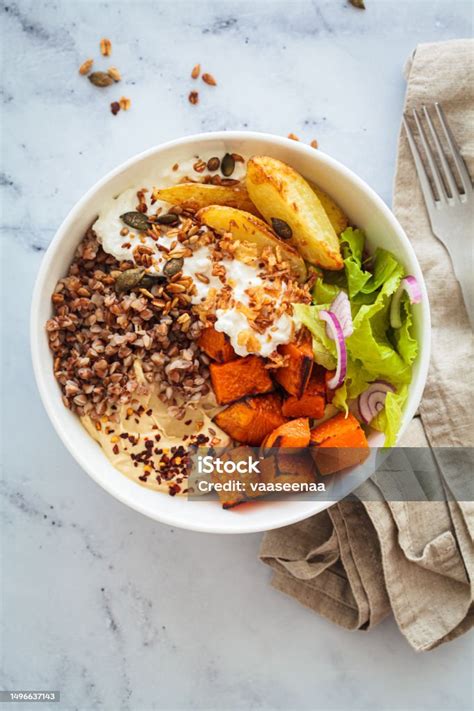 메밀 코티지 치즈 후무스 구운 감자를 곁들인 채식 부처 그릇 균형 잡힌 음식 개념 0명에 대한 스톡 사진 및 기타 이미지 0명 감자 요리 건강한 식생활 Istock