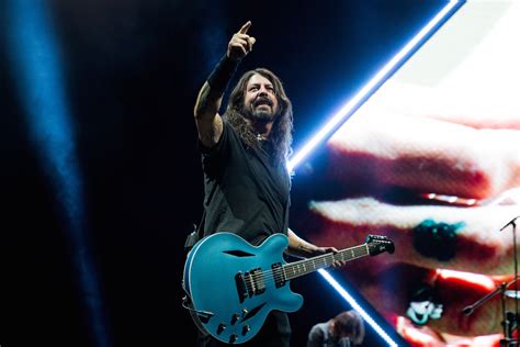 Foo Fighters Guns N Roses Death Angel Pay Tribute To Acdcs Malcolm