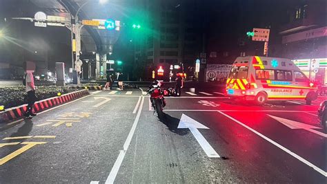 好友相約騎重機開心夜遊 停等紅綠燈遭無照女「擊落」 東森最即時最快速新聞