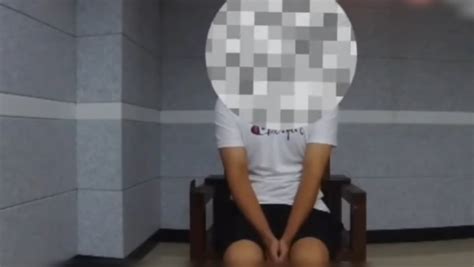 追求女店员未果，男顾客偷窥对方手机内隐私凤凰网视频凤凰网