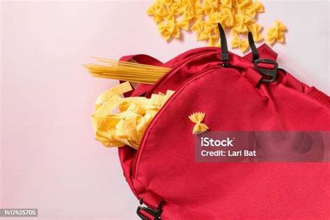 분홍색 배경에 다양한 파스타가 있는 빨간 배낭 음식 배달 개념 쇼핑 농장 쇼핑 가방에 대한 스톡 사진 및 기타 이미지 가방 건강한 식생활 건조 식품 Istock