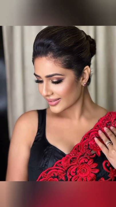 සාරි පොටේ සාරි පොටේ කට්ට ගහ ගන්න කෙනෙක් නෑනේ අනේ කොල්ලේ මගේ දාලා