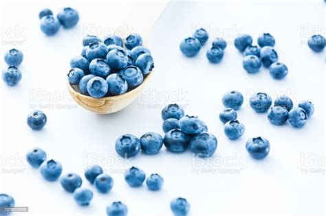 흰색 배경에 고립 된 맛있는 블루 베리 블루베리는 항산화 유기농 슈퍼푸드입니다 0명에 대한 스톡 사진 및 기타 이미지 0명