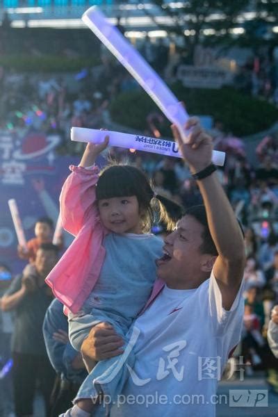 贵阳路边音乐会奏响爱乐之城 人民图片网