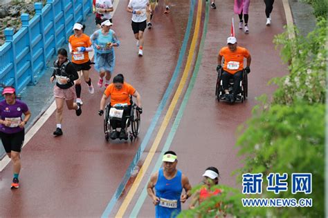 2023贵州铜仁梵净山马拉松开赛 5千名跑友激情畅跑 新华网