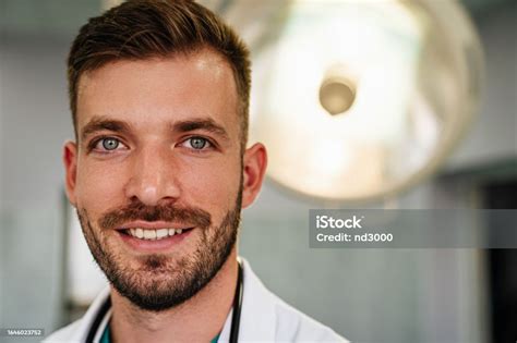 병원에서 청진기를 들고 의사 의료 종사자 코로나바이러스 및 보험 개념 건강관리와 의술에 대한 스톡 사진 및 기타 이미지 건강관리와 의술 구급대원 남자 Istock