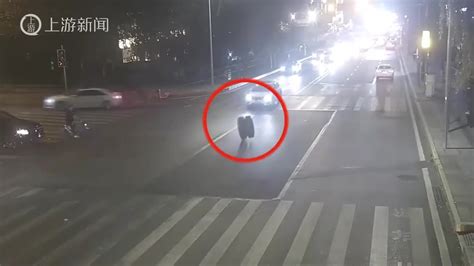 飞来横祸货车轮胎马路上狂奔 砸倒骑行群众 手机新浪网