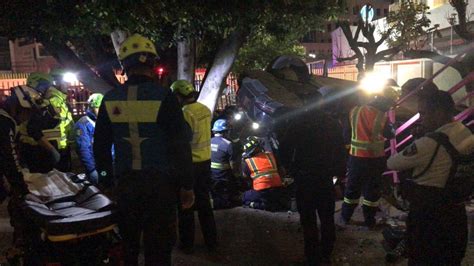 Mujer Y Su Hijo Caen 20 Metros En Su Auto Por Un Error Al Estacionar