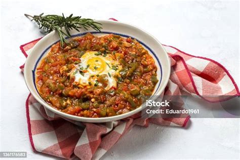 토마토 호박 고추 양파 계란 튀김으로 만든 야채 요리 피스토 만체고 0명에 대한 스톡 사진 및 기타 이미지 0명 건강한