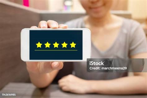 고객 서비스 경험 및 비즈니스 만족도 설문 조사 여자 손 아이콘 5 스타 기호 스마트 폰을 사용 하 여 회사 개념의 등급을 증가 개념에 대한 스톡 사진 및 기타 이미지