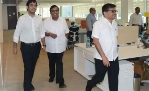 Mukesh Ambani Gave Rs 1500 Crores As A T To His Special Employee