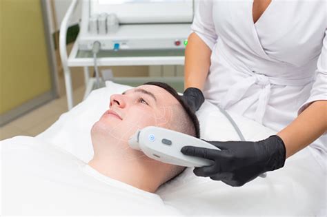 미용실에 있는 남자는 Smas 리프팅 절차를 받습니다 비 수술 초음파 안면 리프트 젊어짐 보습 주름 제거 피부 톤 및 탄력 2명에 대한 스톡 사진 및 기타 이미지 Istock