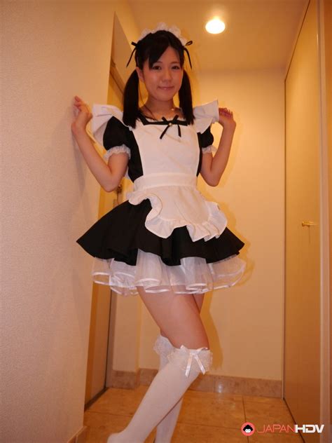 Симпатичная японская горничная Маи Араки демонстрирует свою лысую киску во время сольного шоу