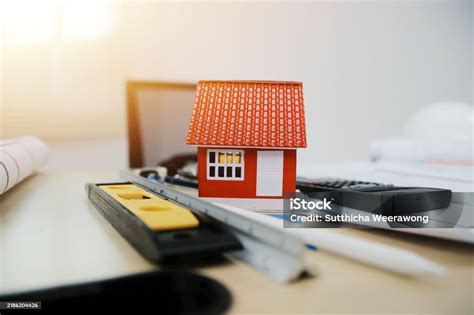 건축가 엔지니어 청사진을 가지고 사무실에서 일하는 계약자 검사 엔지니어 건축 계획 건설 프로젝트 스케치 초점 비즈니스 건설 개념에 대한 작업 분석 0명에 대한 스톡 사진 및