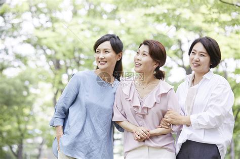 中年女性户外游玩高清图片下载 正版图片502213583 摄图网