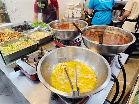 一營業就是大排長龍霸氣雞肉絲飯、好吃土雞肉還有10元雞油飯都在這裡