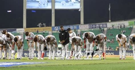 포토 고개숙인 Lg선수들