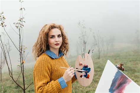 야외에서 그림을 그리는 젊은 여성 예술가 그녀는 캔버스와 그림 앞에 있습니다 그녀는 오일 페인트 아티스트 브러쉬 캔버스 및