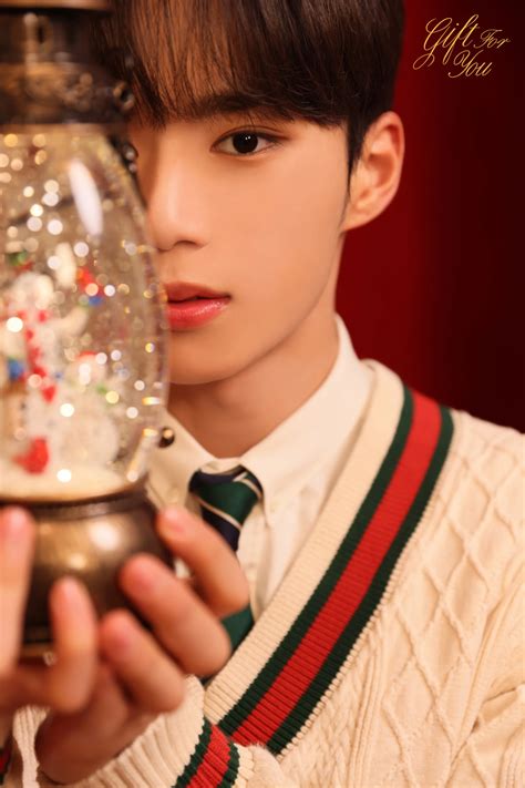 Wei Members Get Ready To Unwrap Their Christmas Ts In The Individual